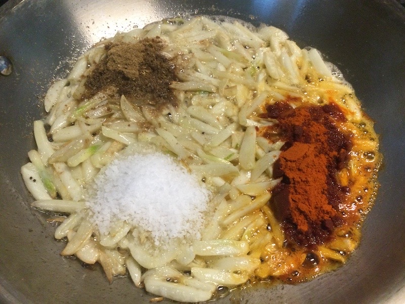 Poondu Oorugai (Garlic Pickle) - Spice Container